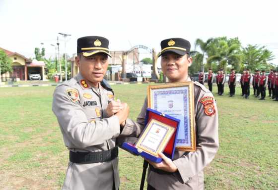 Polsek dan Personel Polres Bireuen Berprestasi Terima Penghargaan