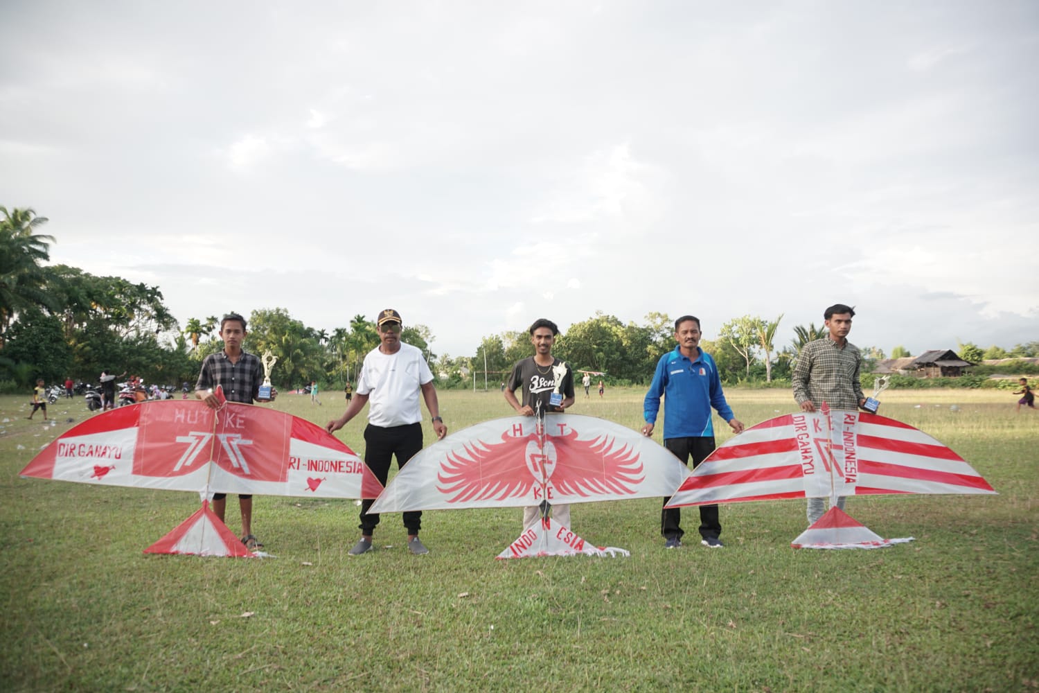 Rayakan Hari Kemerdekaan, Puluhan Layangan Merah Putih Hiasi Langit ...