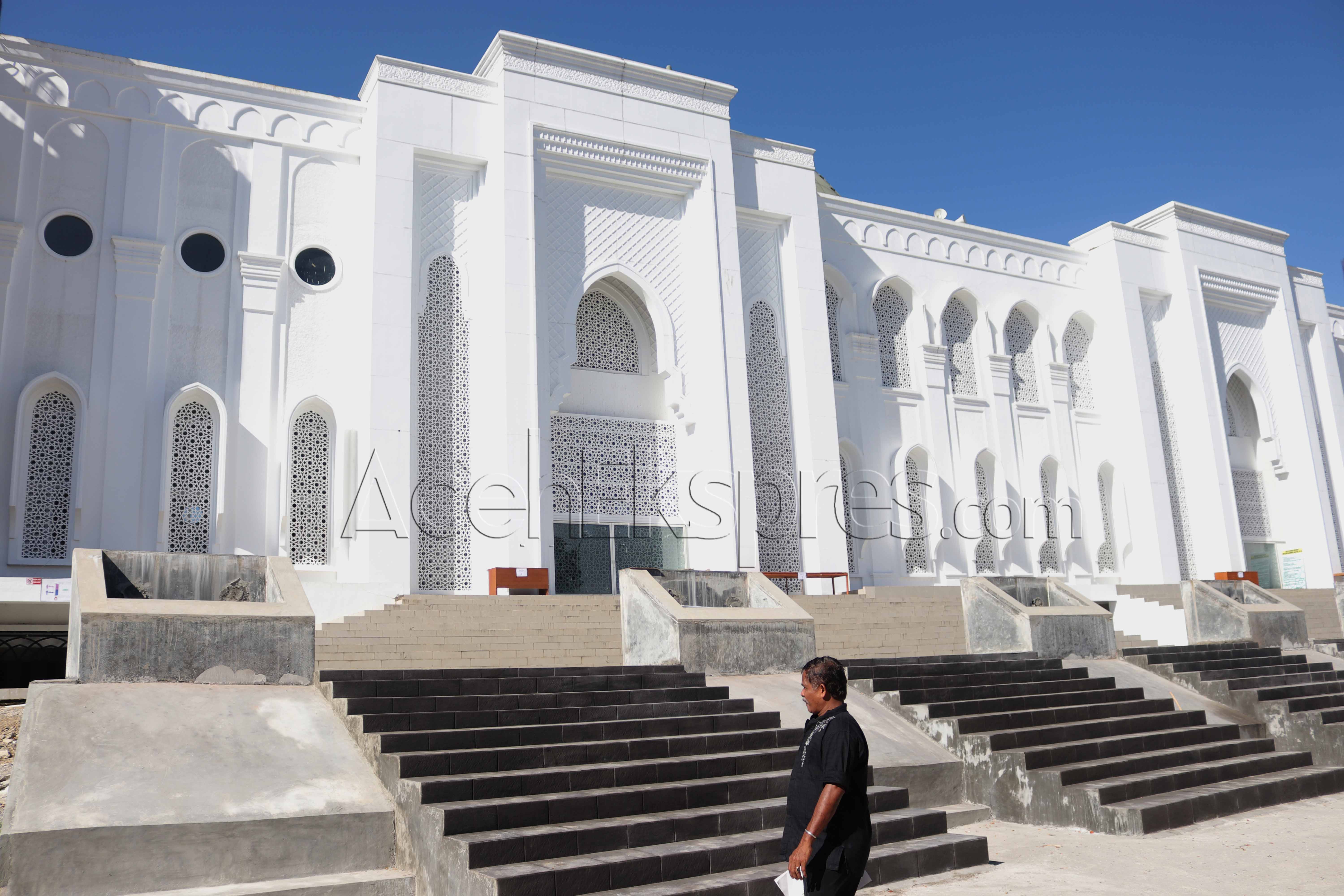 Foto-Foto Bagian Luar Masjid Giok Nagan Raya