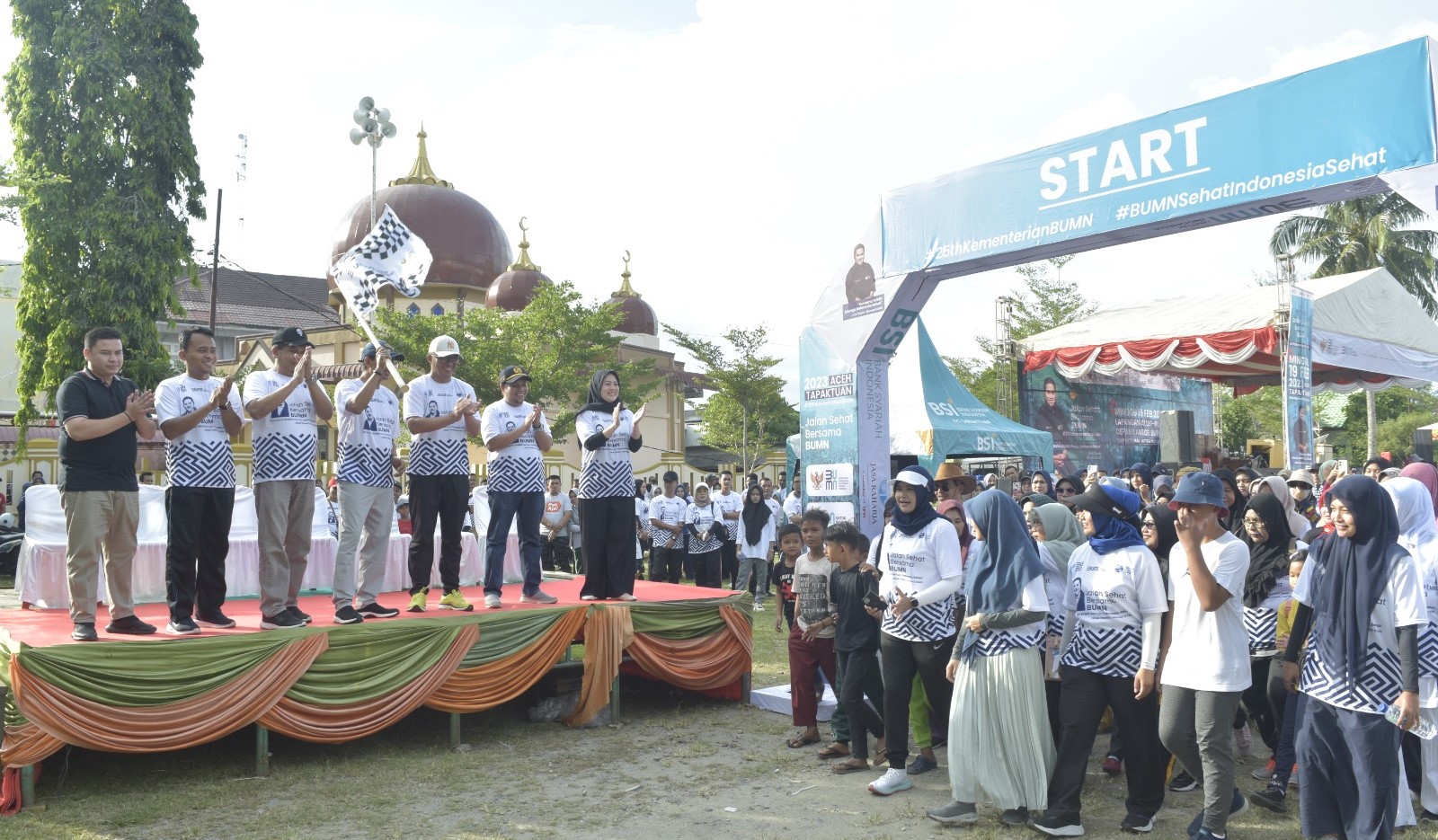 Ribuan Peserta Ikut Jalan Sehat HUT BUMN ke-25 di Aceh Selatan