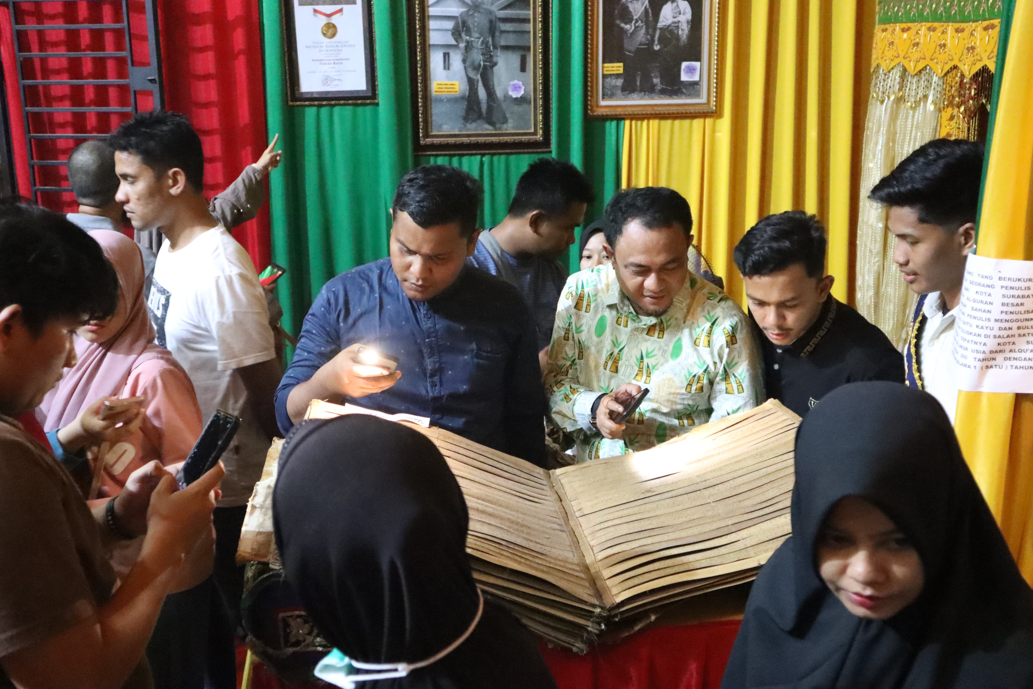 Al Quran Kuno Jadi Perhatian Pengunjung PKA di Anjungan Nagan Raya