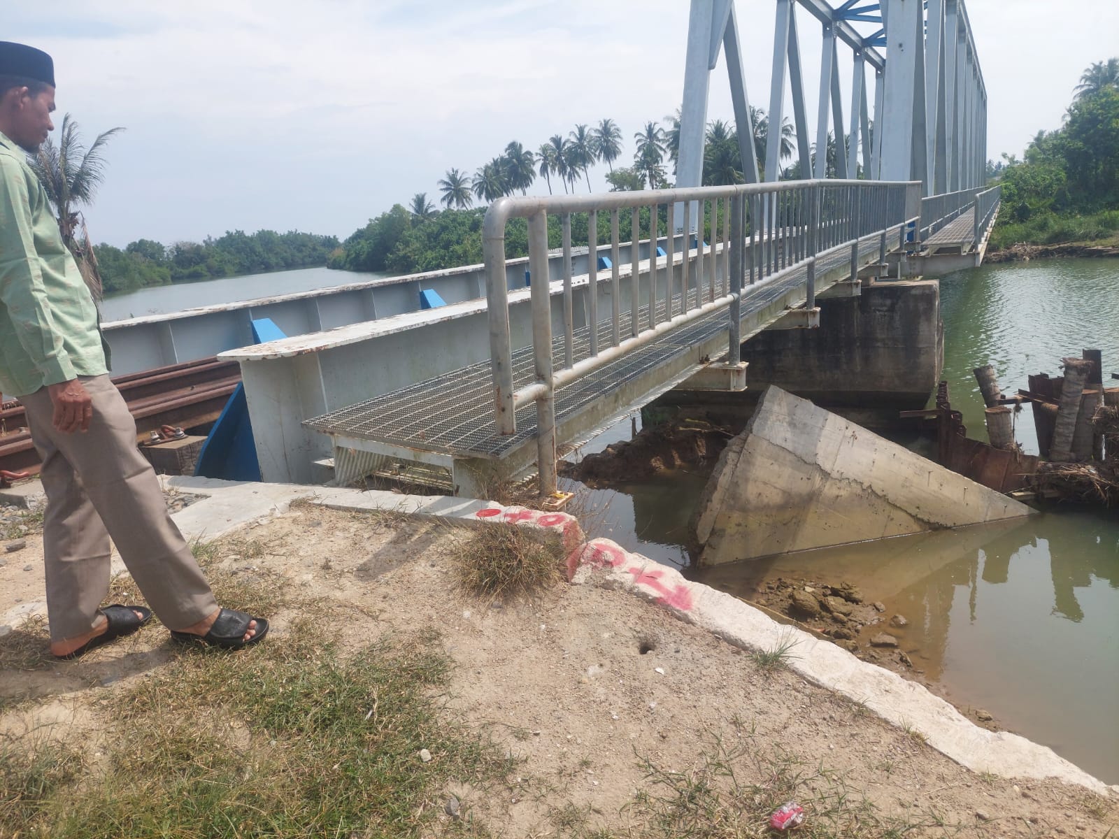 Abudmen Jembatan Rel Kereta Api di Bireuen Ambruk