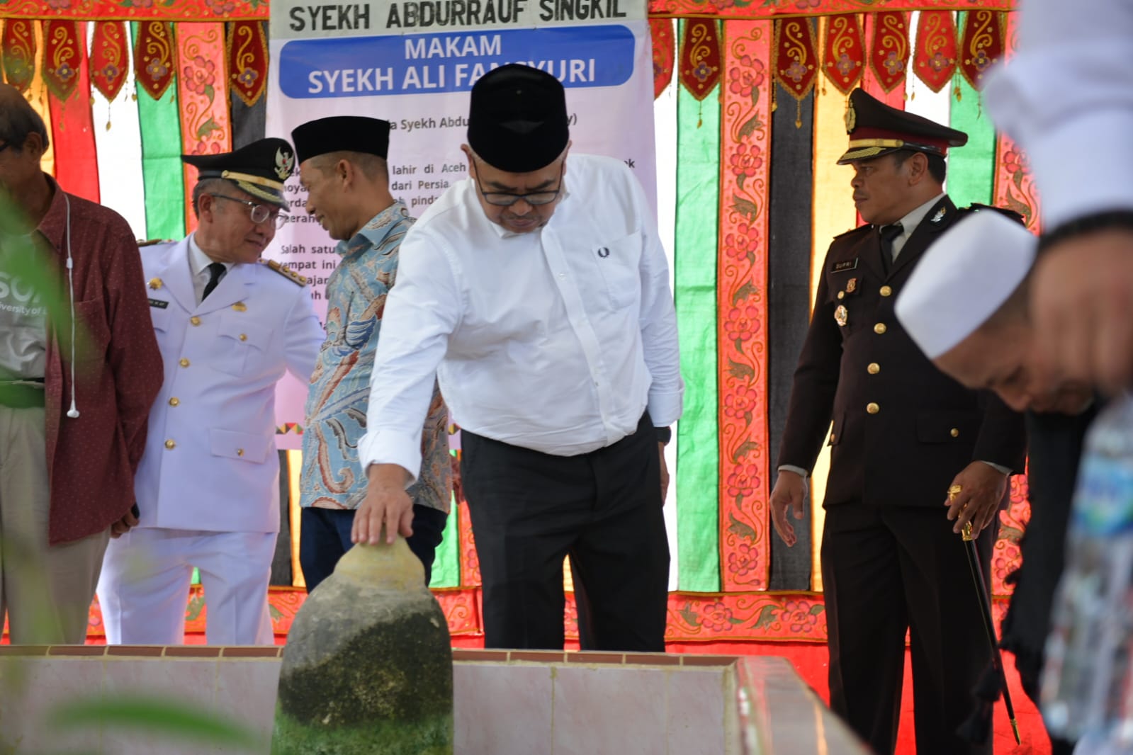 Pj Gubernur dan Istri Ziarah ke Makam Syekh Ali Al Fansyuri
