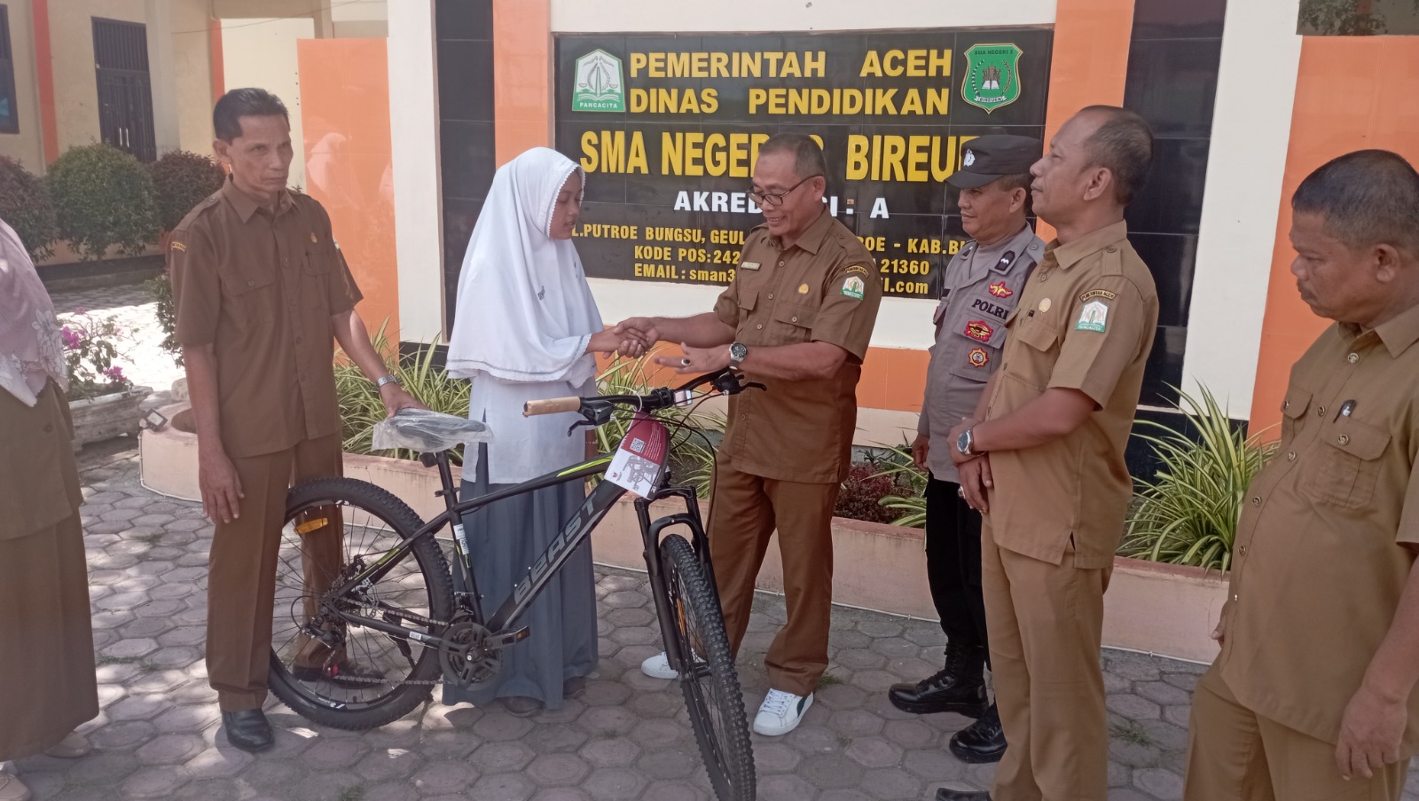 Setiap ke Sekolah Jalan Kaki 3,5 Km, Cut Dhea Siswa SMAN 3 Bireuen ...