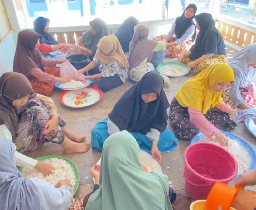 10 Muharram, Santriwati Dayah Putri Muslimat Samalanga Masak Bubur Asyura