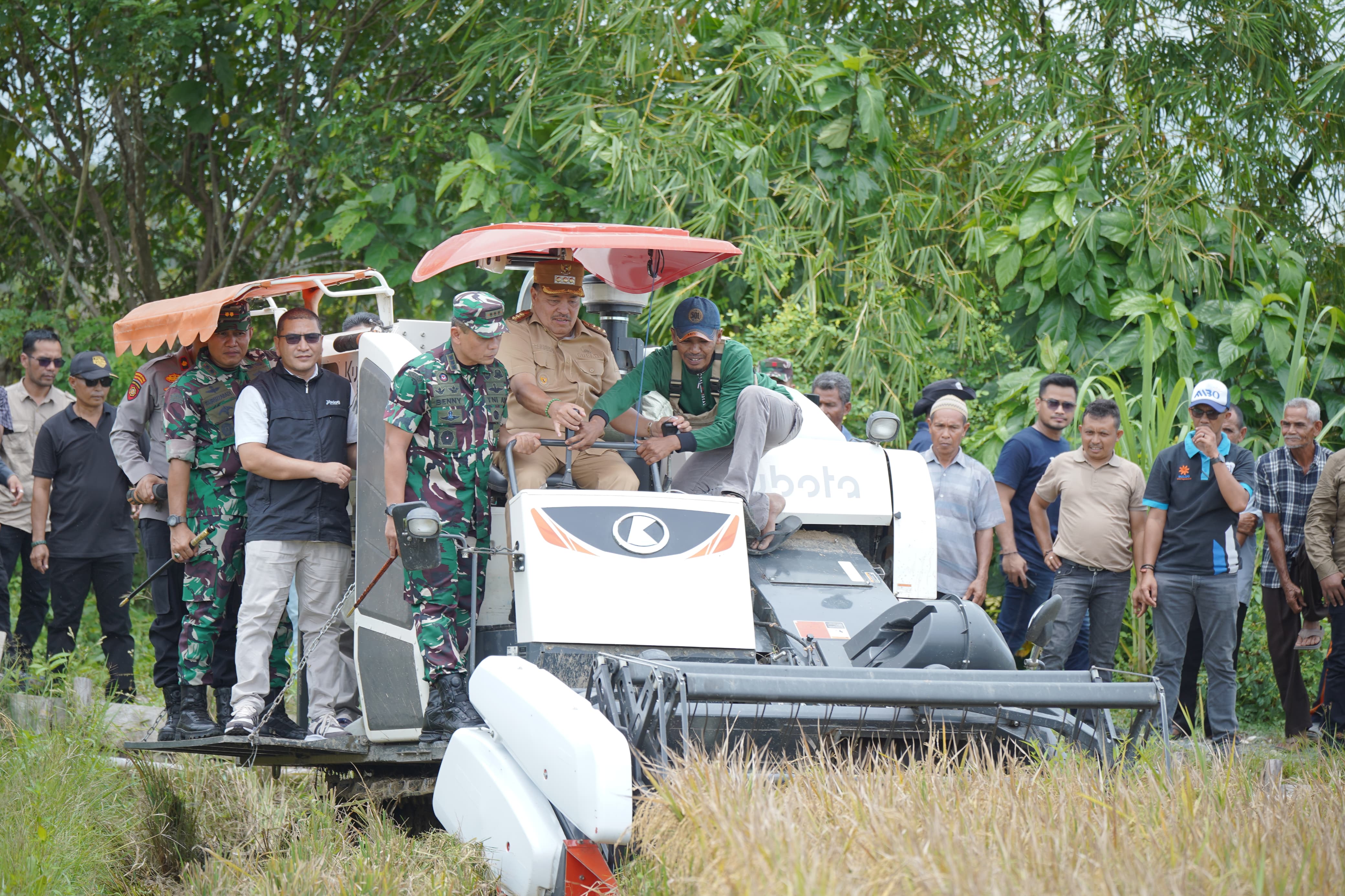 Bupati TRK Panen Raya Padi Serentak 14 Provinsi
